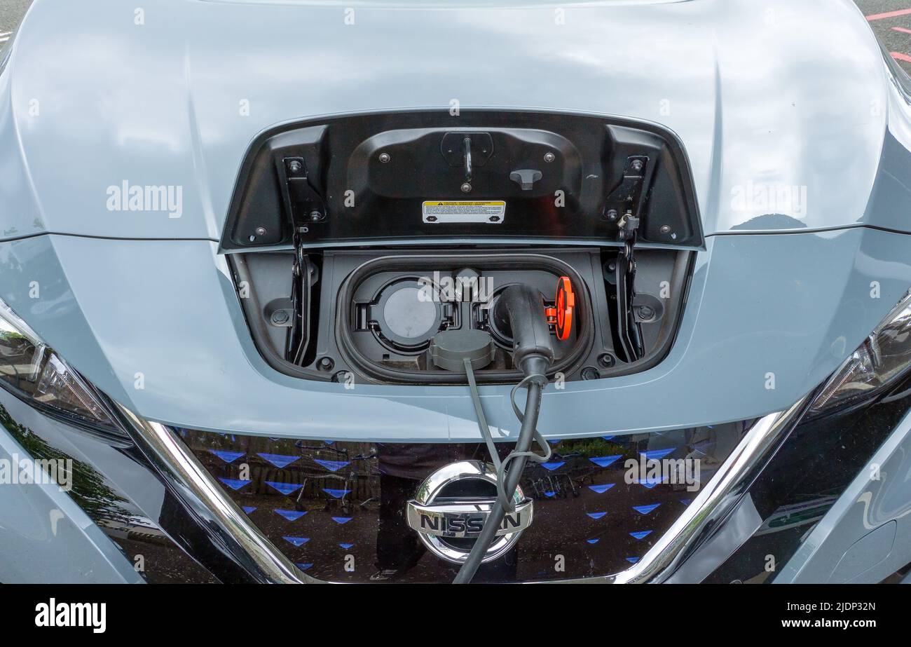 Plugged in vehicle hi-res stock photography and images - Alamy