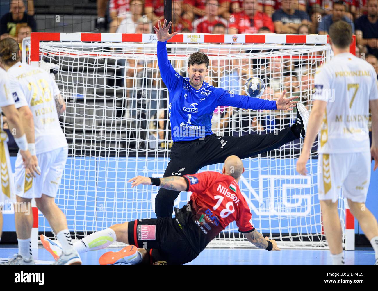 goalwart Niklas LANDIN (KI) versus NILSSON Andreas (Vssz), duels ...