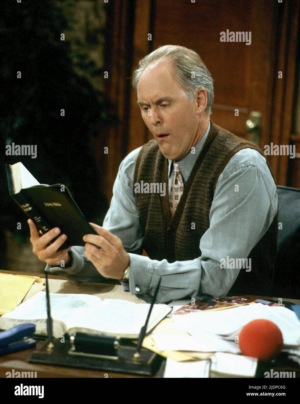 JOHN LITHGOW, 3RD ROCK FROM THE SUN, 1996 Stock Photo - Alamy