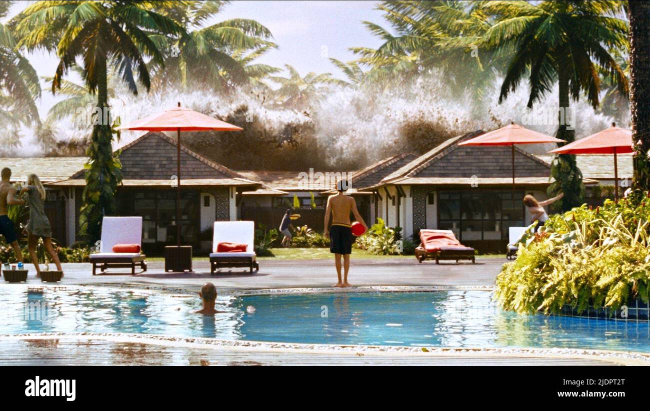 TSUNAMI TIDAL WAVE SCENE, THE IMPOSSIBLE, 2012 Stock Photo - Alamy