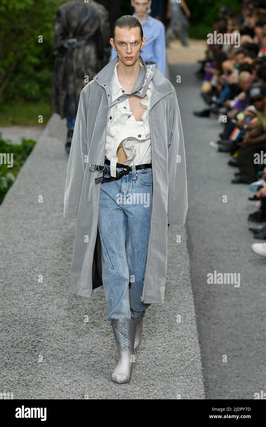 Y/PROJECT SS23 runway during Paris Fashion Week on June 2022 - Paris ...
