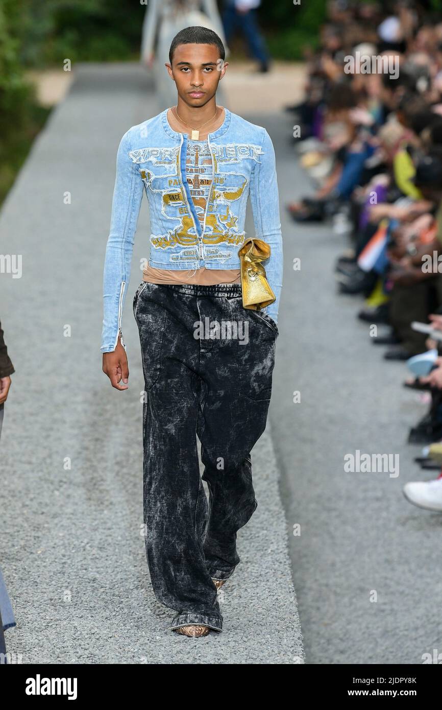 Y/PROJECT SS23 runway during Paris Fashion Week on June 2022 - Paris ...
