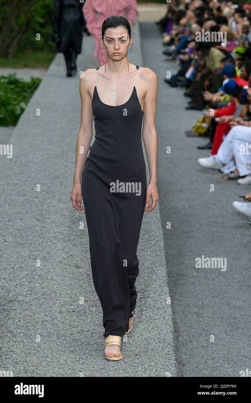 Y/PROJECT SS23 runway during Paris Fashion Week on June 2022 - Paris ...