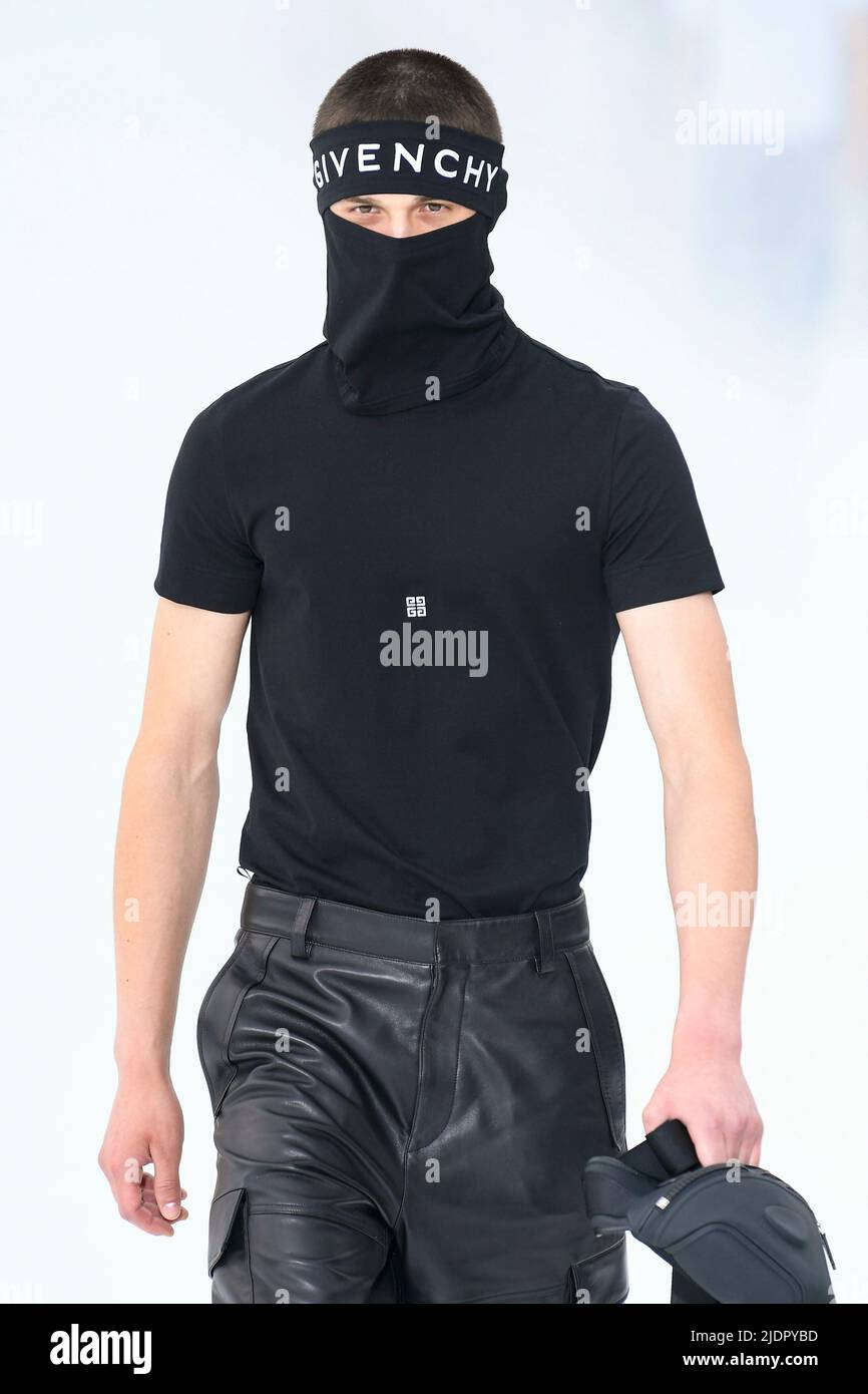Mens fashion 2022 2023 paris hi-res stock photography and images - Alamy
