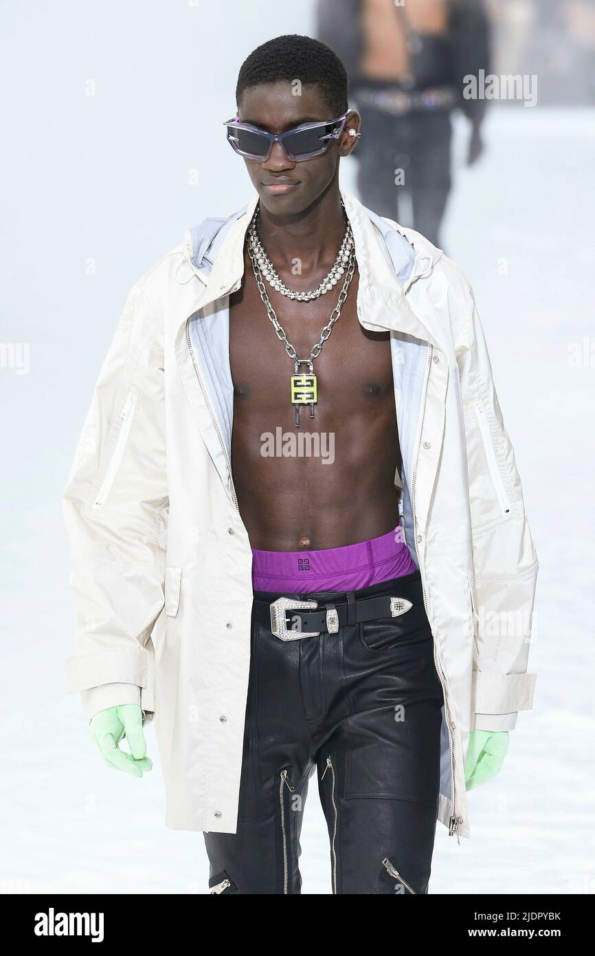 Mens fashion 2022 2023 paris hi-res stock photography and images - Alamy