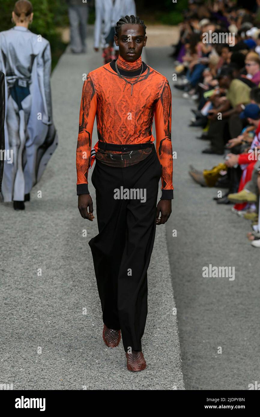 Y/PROJECT SS23 runway during Paris Fashion Week on June 2022 - Paris ...