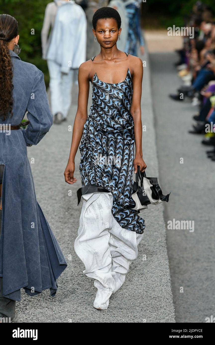 Y/PROJECT SS23 runway during Paris Fashion Week on June 2022 - Paris ...