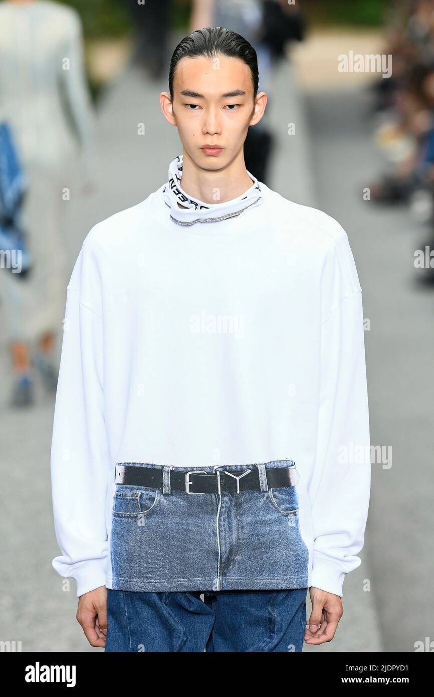 Y/PROJECT SS23 runway during Paris Fashion Week on June 2022 - Paris ...