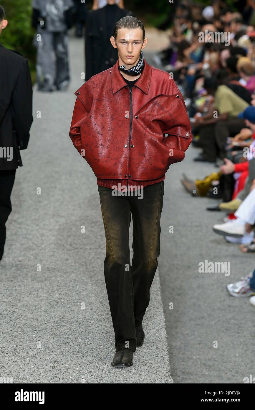 Y/PROJECT SS23 runway during Paris Fashion Week on June 2022 - Paris ...