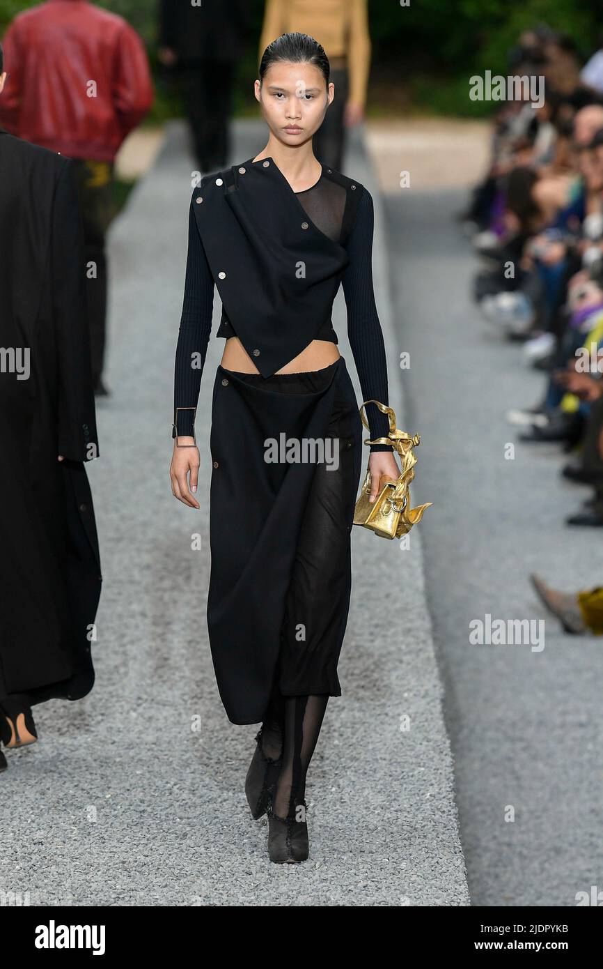 Y/PROJECT SS23 runway during Paris Fashion Week on June 2022 - Paris ...