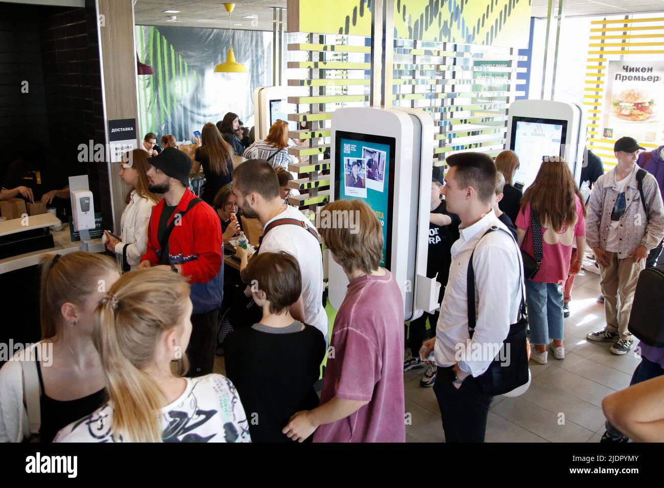 St. Petersburg, Russia. 22nd June, 2022. Queues at a fast food ...