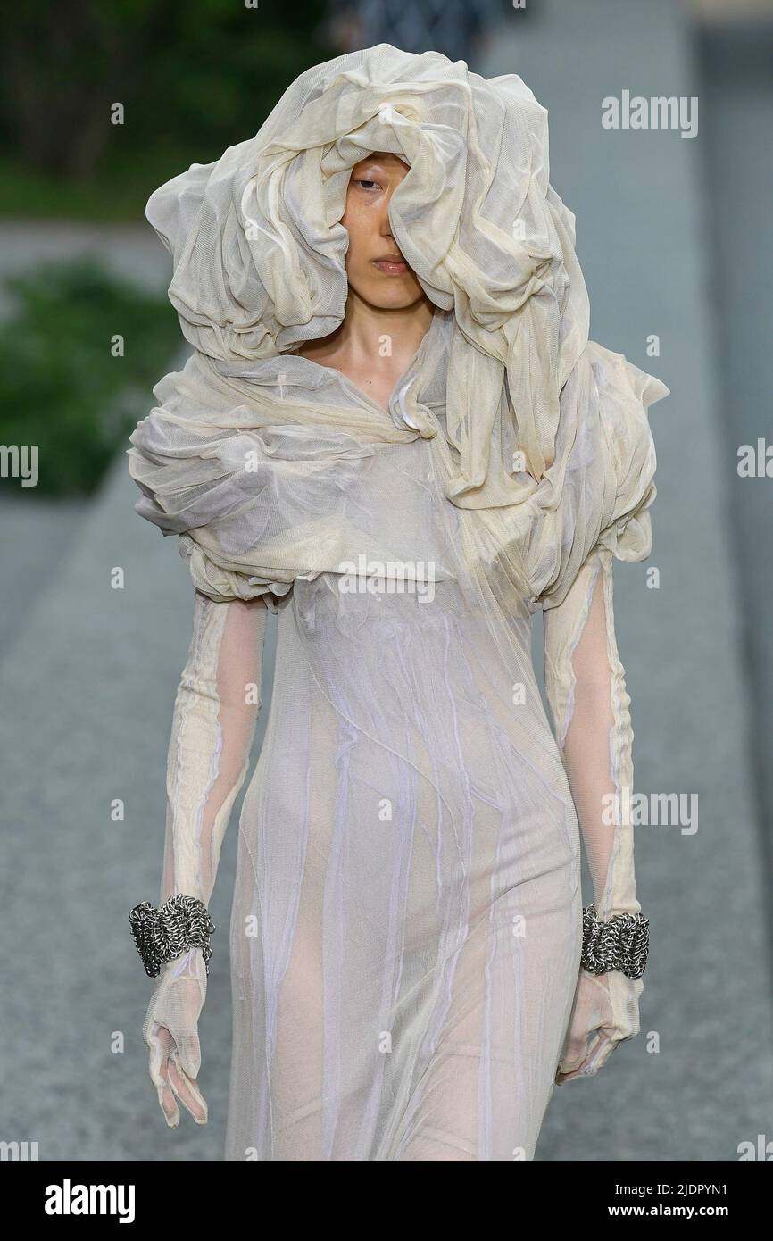 Y/PROJECT SS23 runway during Paris Fashion Week on June 2022 - Paris ...