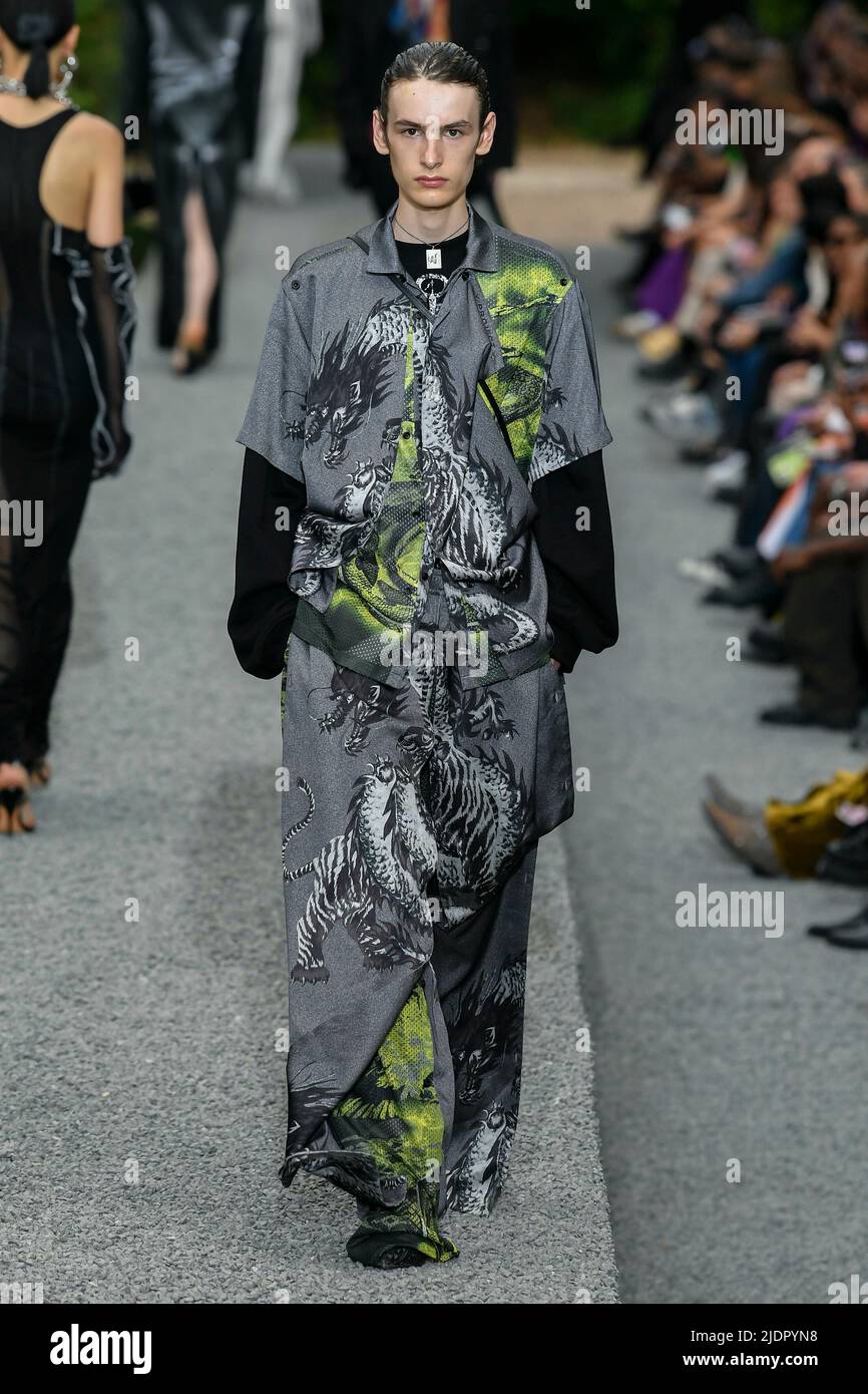 Y/PROJECT SS23 runway during Paris Fashion Week on June 2022 - Paris ...