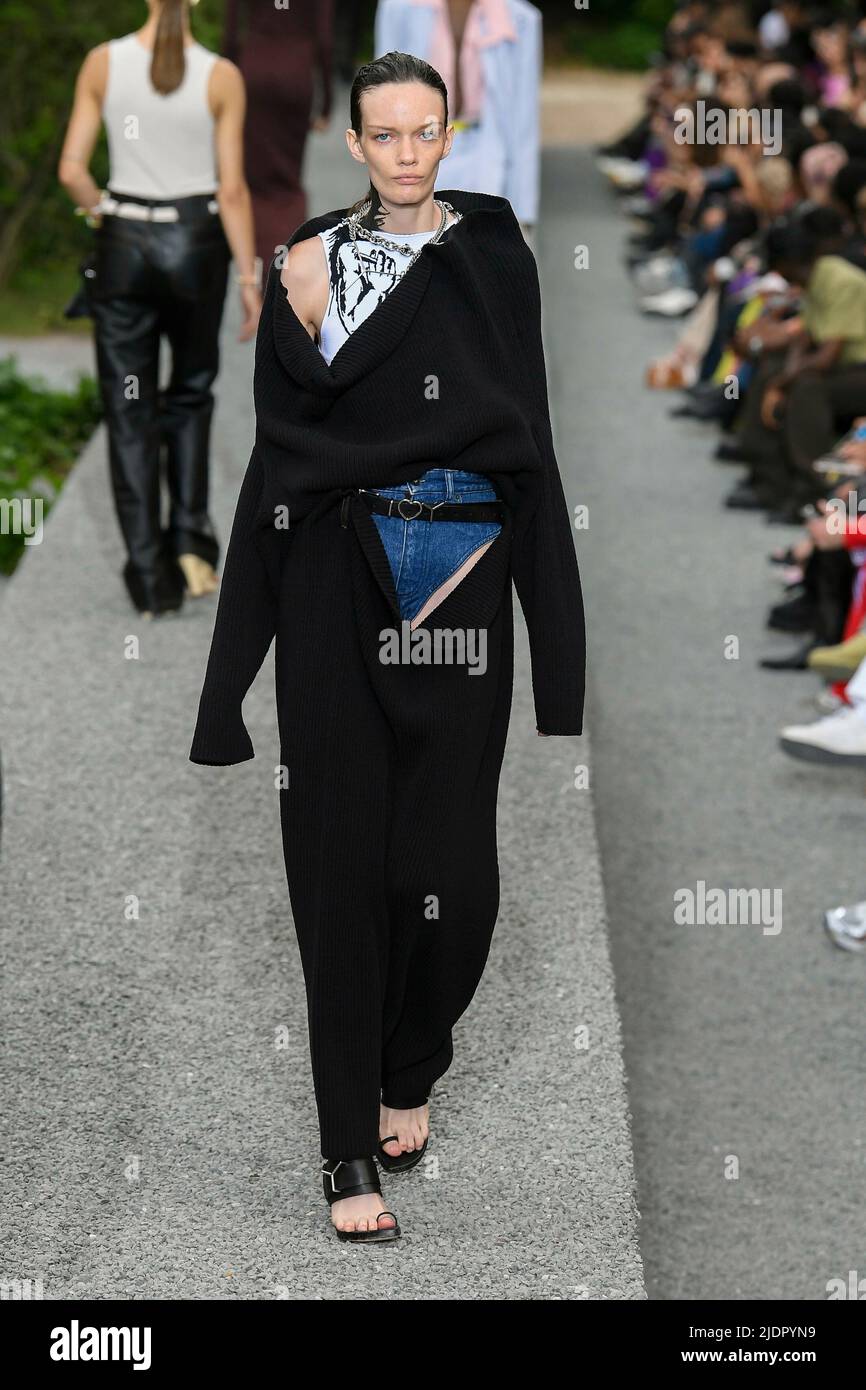 Y/PROJECT SS23 runway during Paris Fashion Week on June 2022 - Paris ...