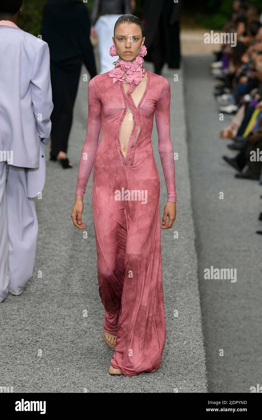 Y/PROJECT SS23 runway during Paris Fashion Week on June 2022 - Paris ...