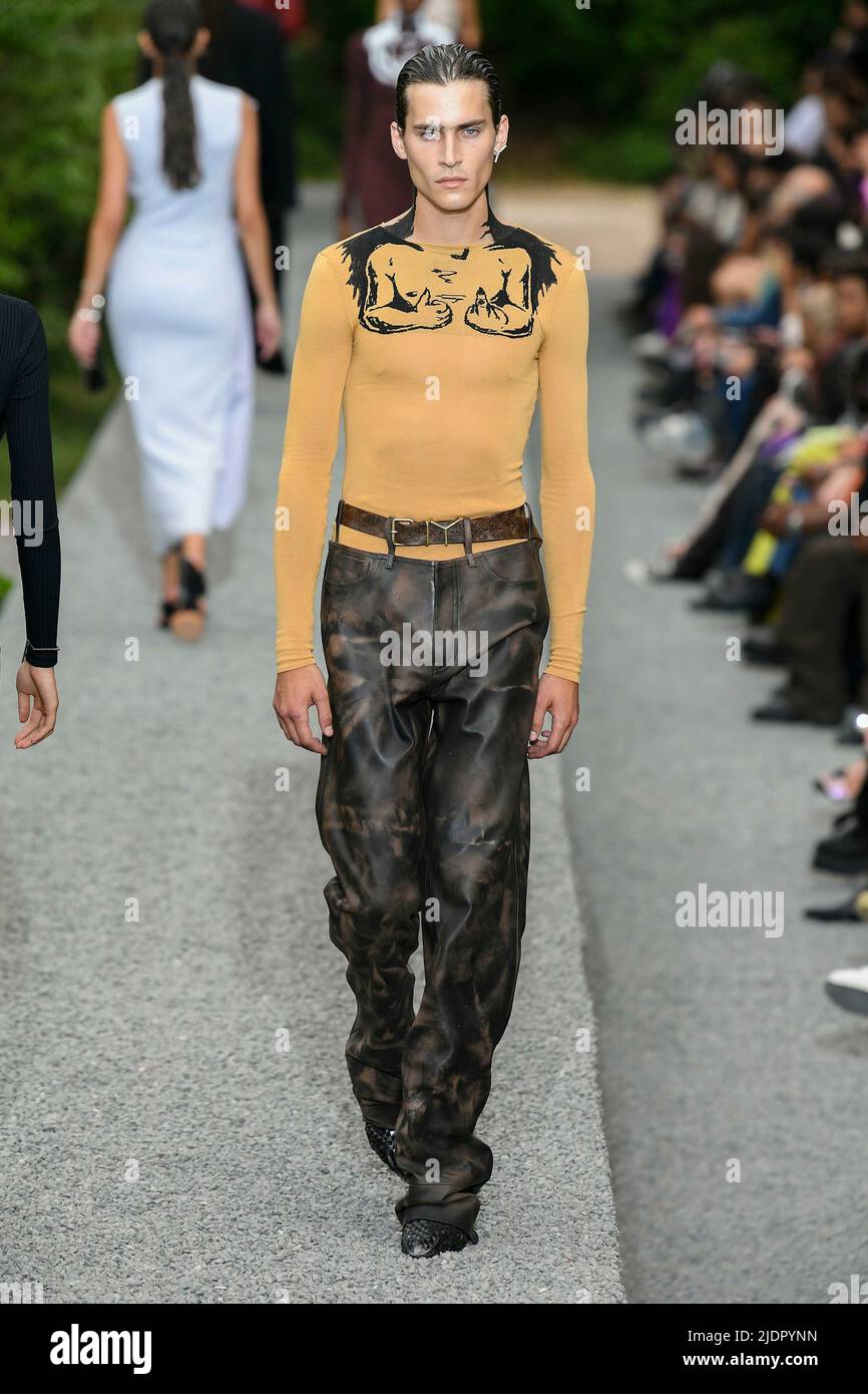 Y/PROJECT SS23 runway during Paris Fashion Week on June 2022 - Paris ...