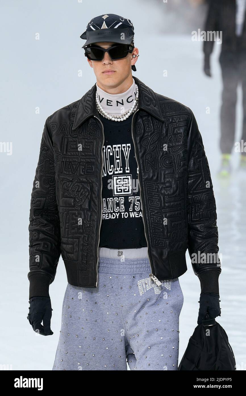 Mens fashion 2022 2023 paris hi-res stock photography and images - Alamy