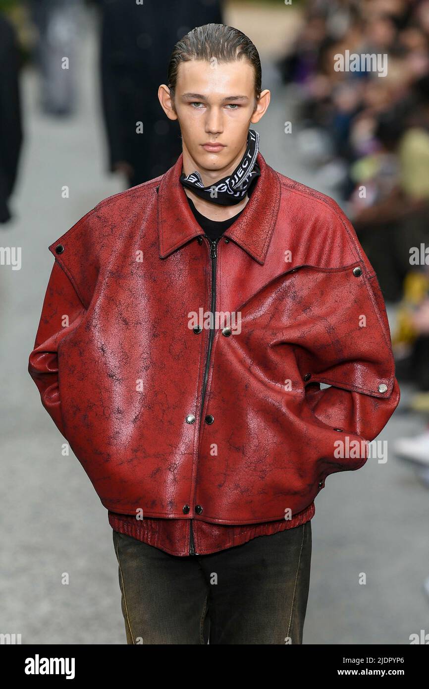 Y/PROJECT SS23 runway during Paris Fashion Week on June 2022 - Paris ...