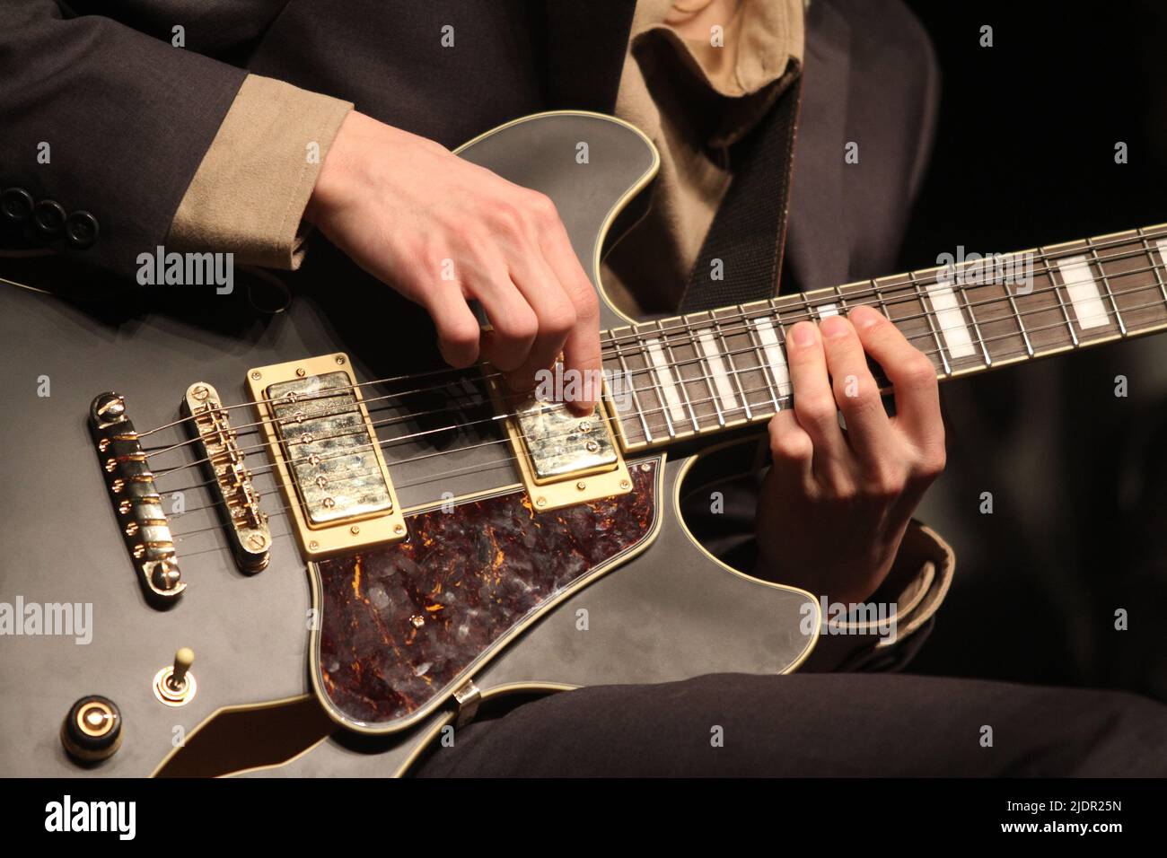 Seated guitar player hi-res stock photography and images - Alamy