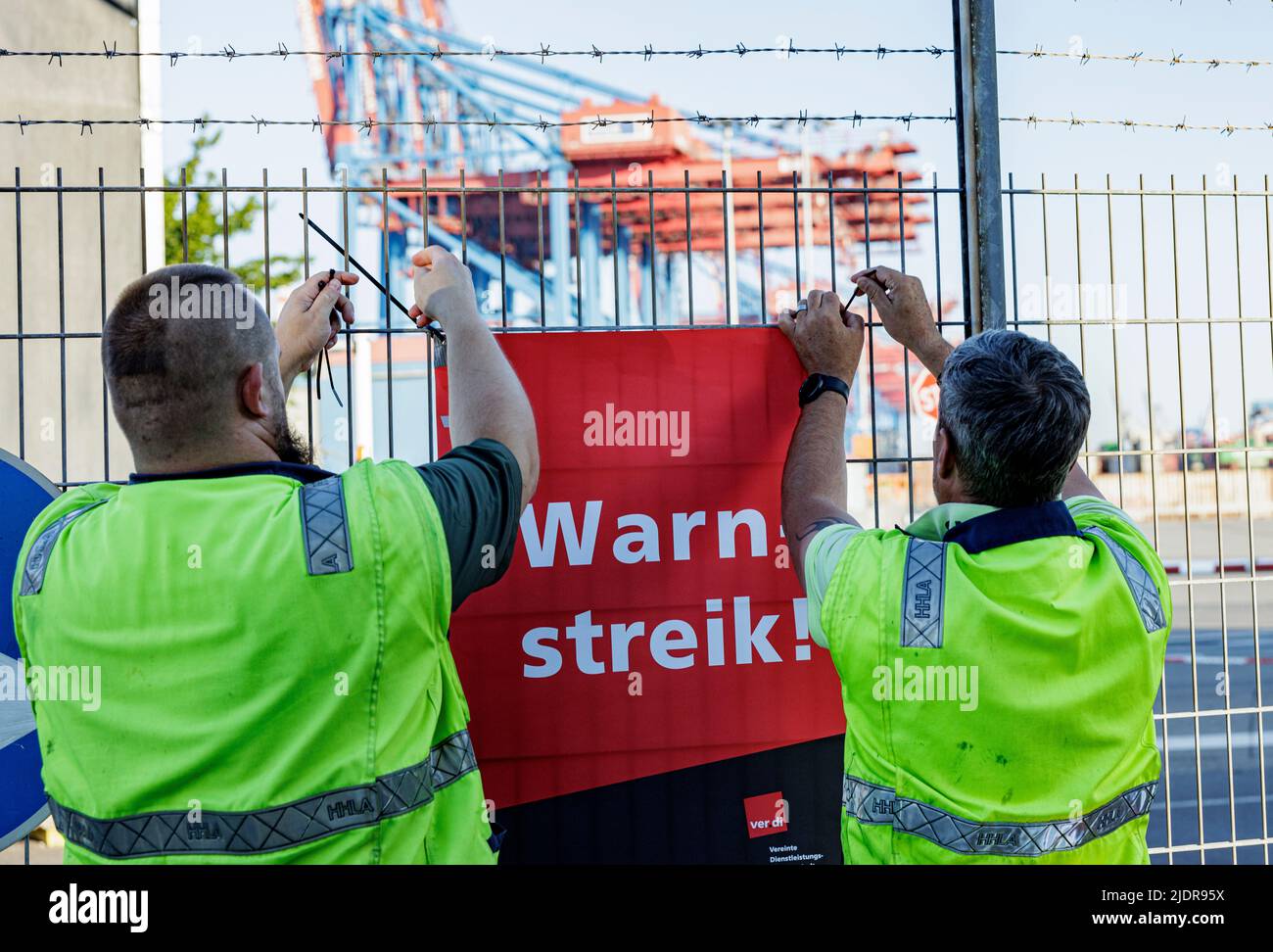 Dockworkers shipping container hi-res stock photography and images - Alamy