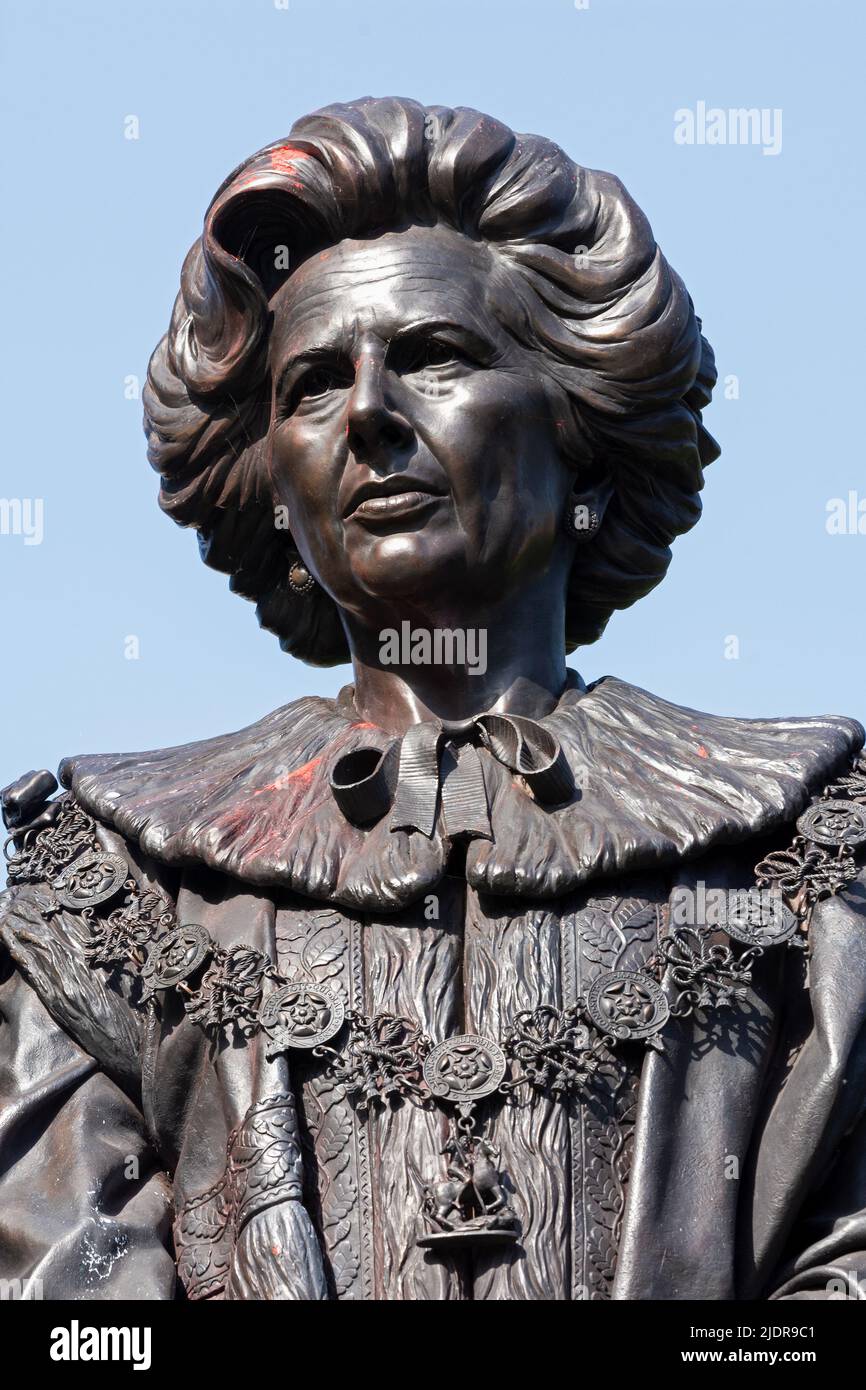Red paint thatcher statue hi-res stock photography and images - Alamy