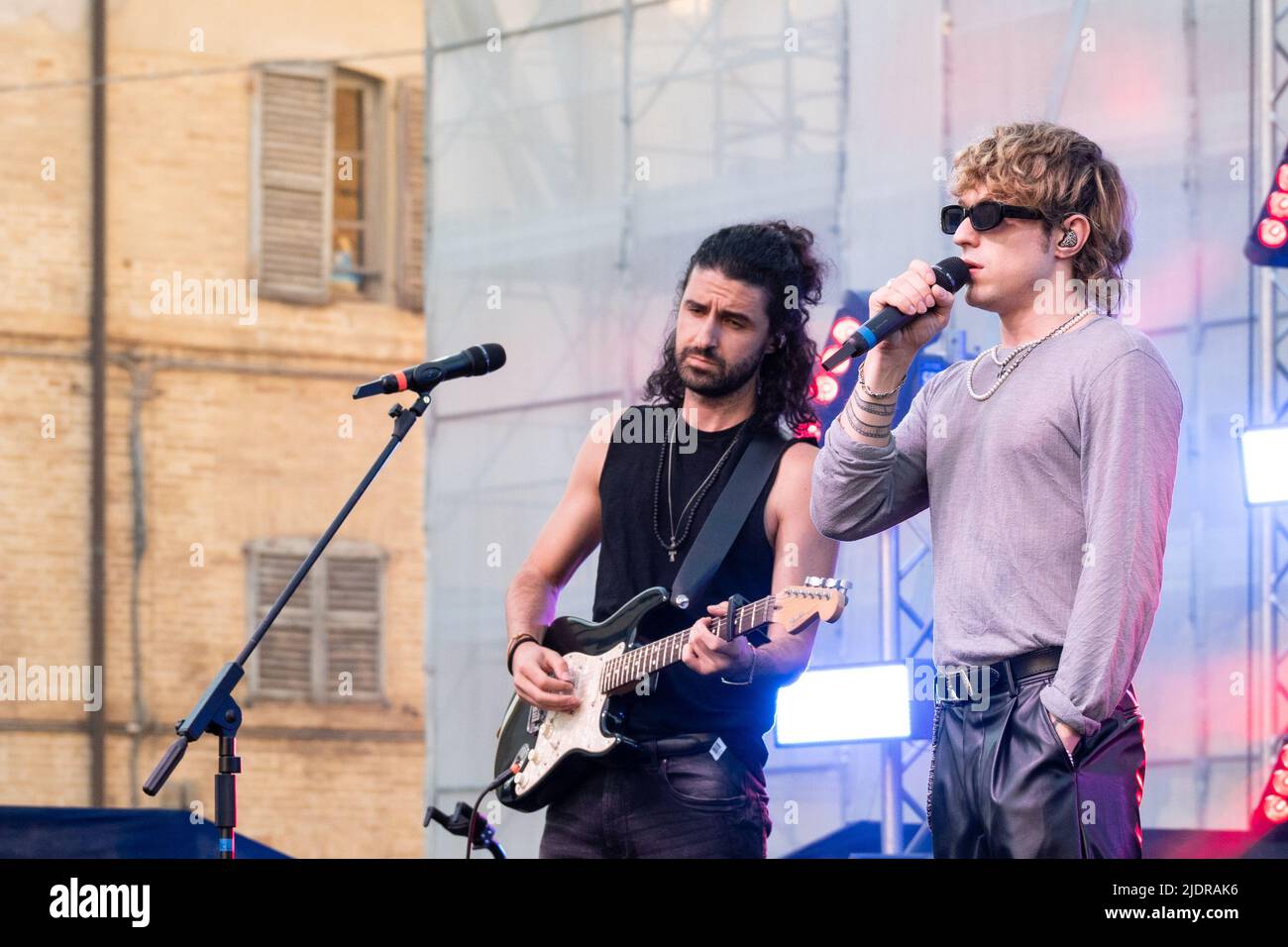 Fre Monti e Irama during Irama - RDS on summer, Italian singer Music ...