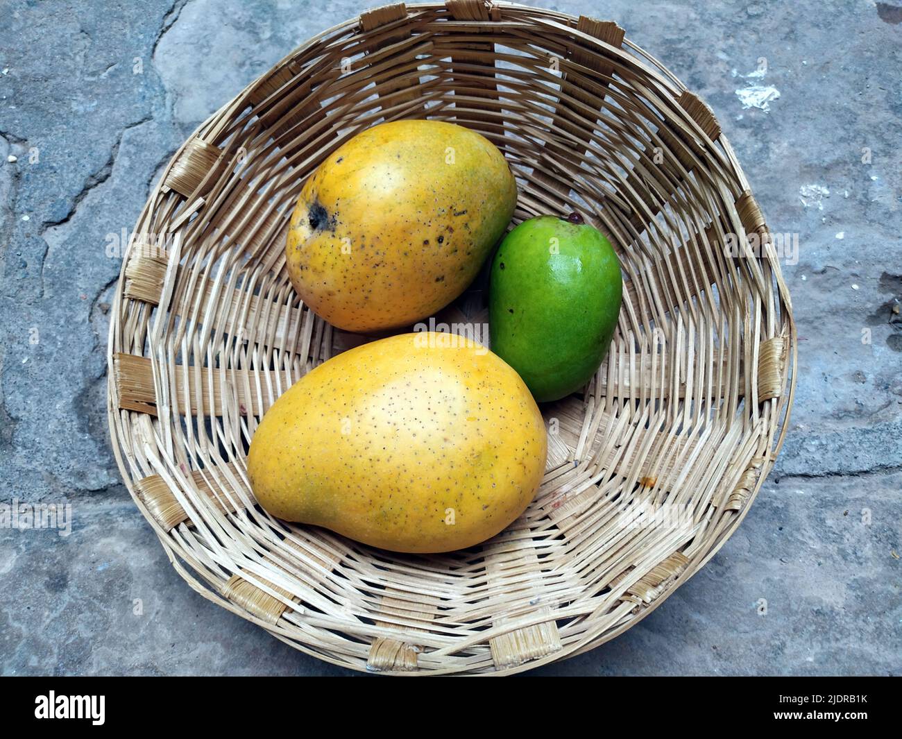 Basket of mangoes hi-res stock photography and images - Alamy