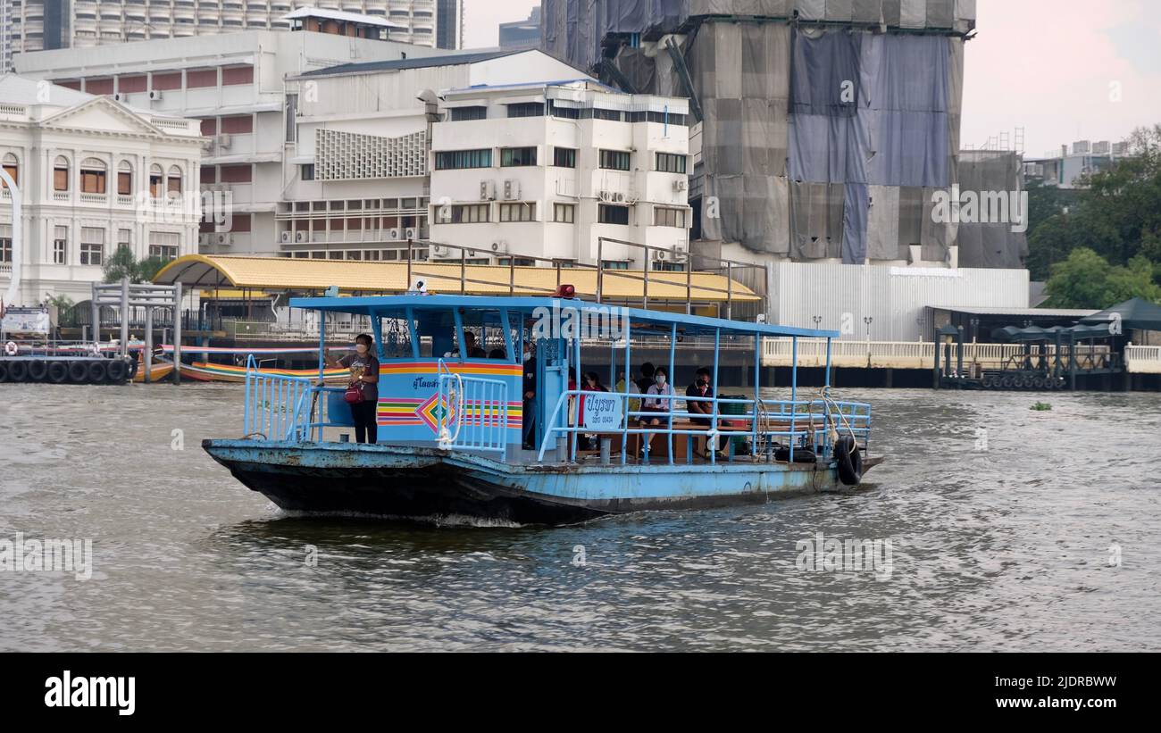 Bangkok cross river ferries hi-res stock photography and images - Alamy
