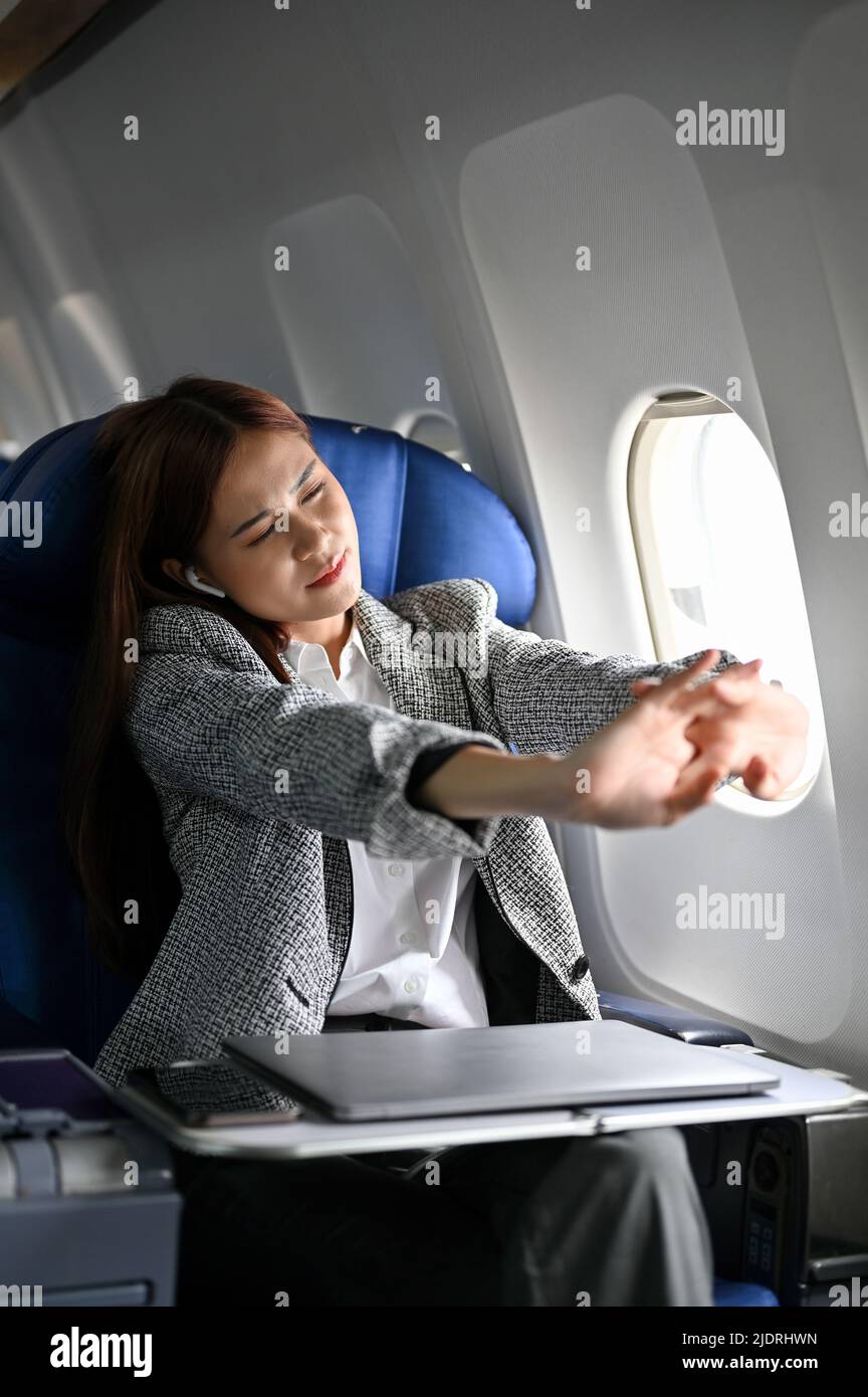 Beautiful asian young businesswoman stretching arms, feeling ...