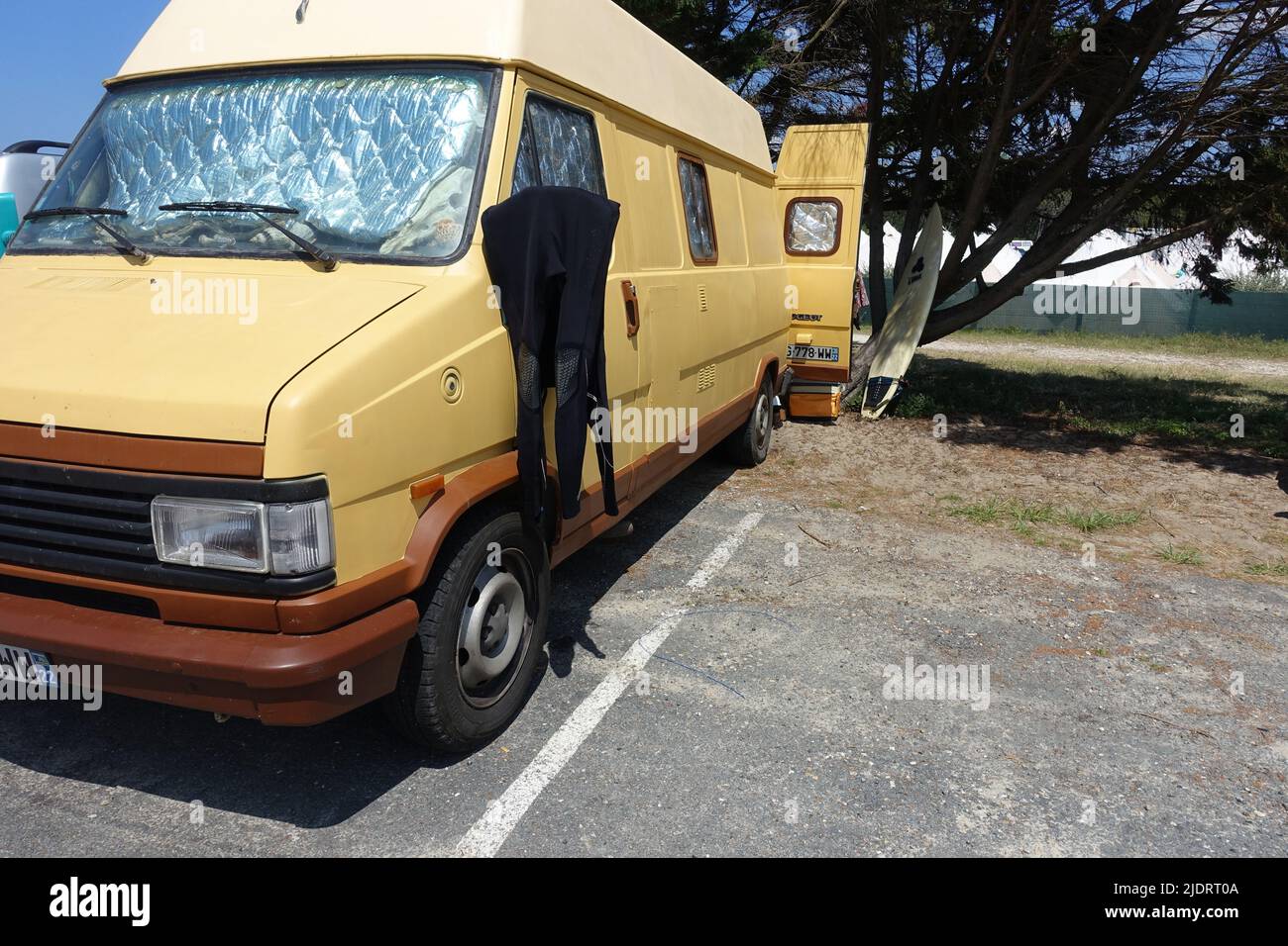 Surfing van with surfboard Stock Photo - Alamy