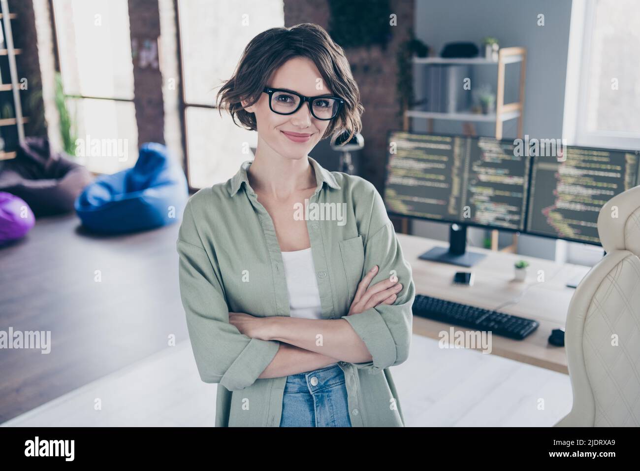 Photo of pretty friendly server optimization specialist crossed arms ...