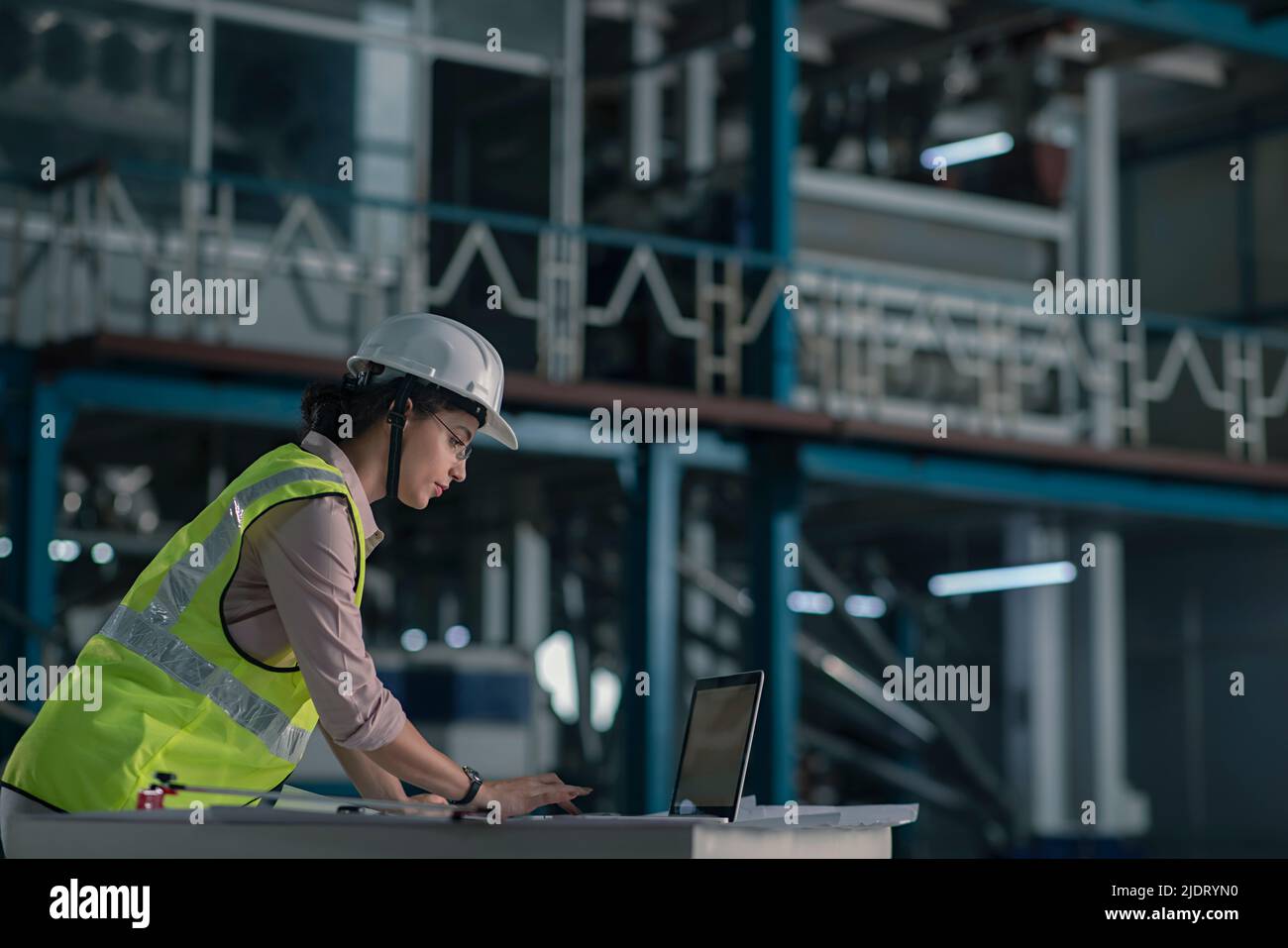 Female engineer working on site hi-res stock photography and images - Alamy