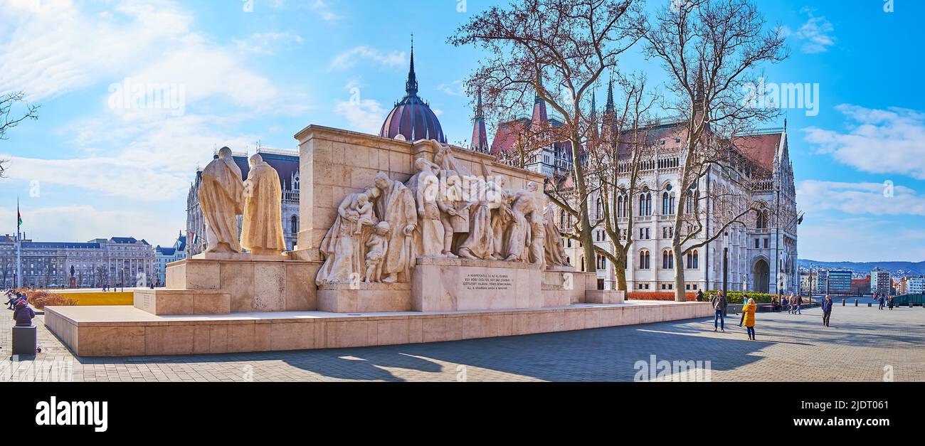 Panorama of the scenic Kossuth Memorial on Lajos Kossuth Square in ...