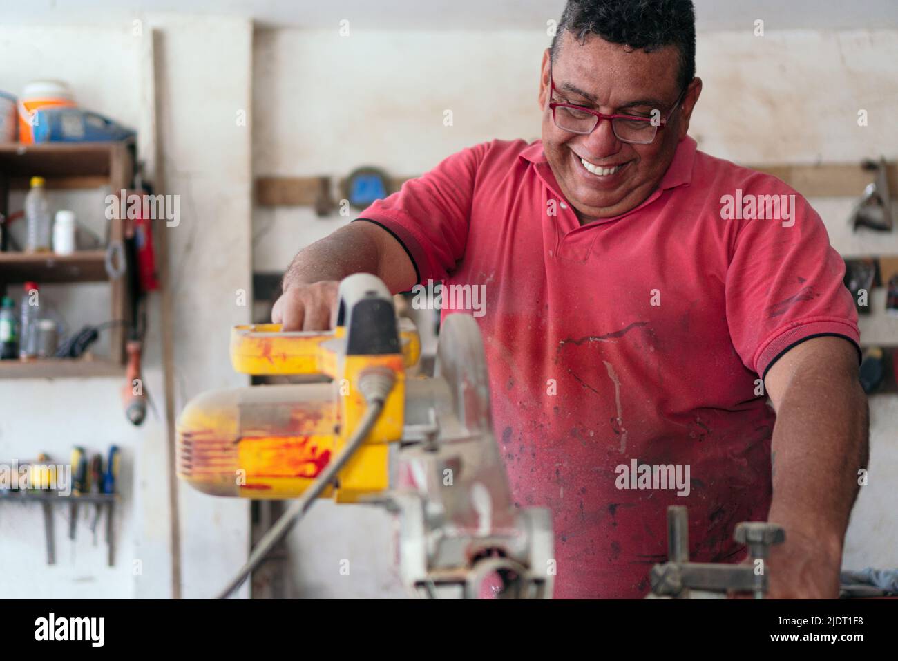 Latin Carpenter using a circular saw in the workshop Stock Photo - Alamy