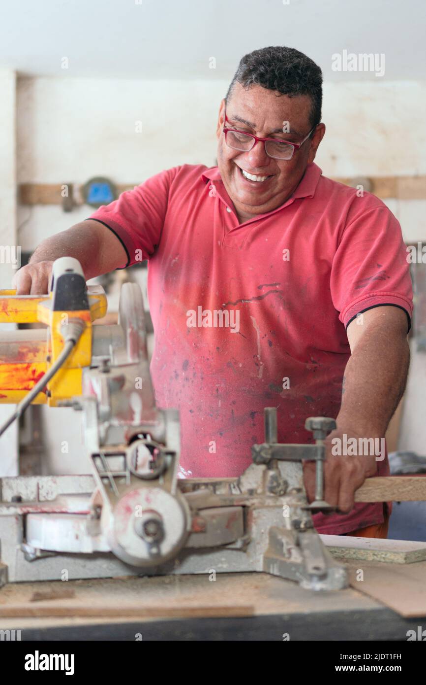 Carpenter using a circular saw in the workshop Stock Photo - Alamy