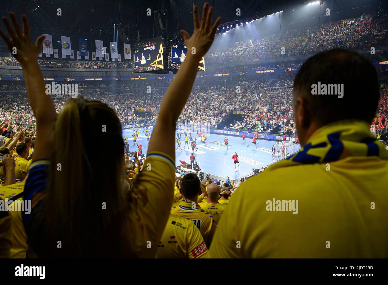 Handball fans celebrate their teams and the return to the Lanxess Arena ...