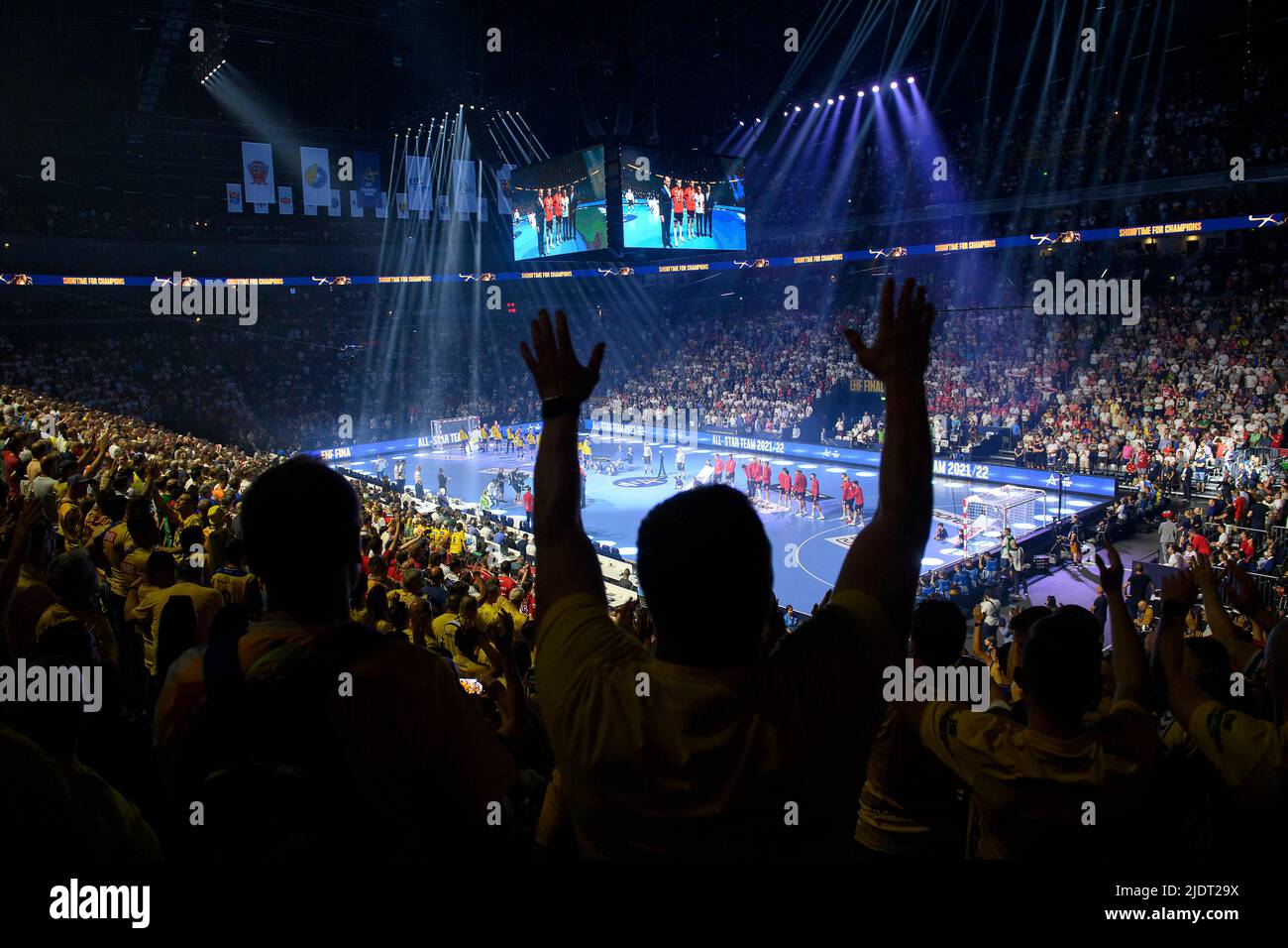 Handball fans celebrate their teams and the return to the Lanxess Arena ...