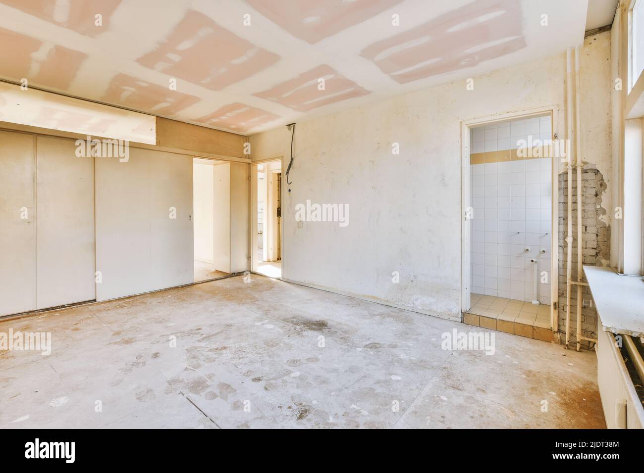 A cozy and spacious empty room in a luxury house Stock Photo - Alamy