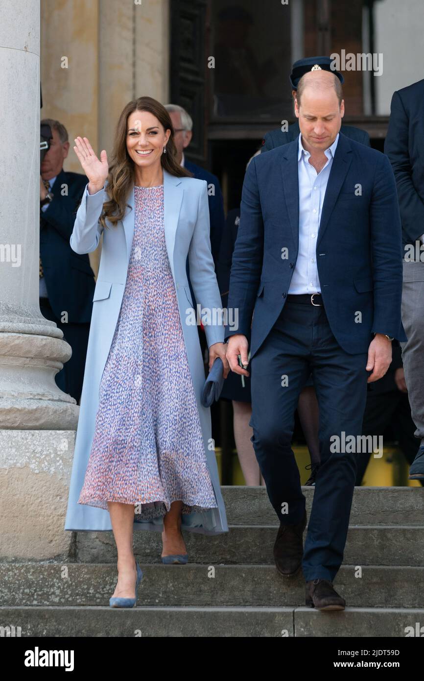 The Duke and Duchess of Cambridge leave after a visit to the ...