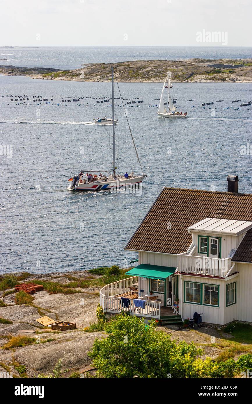 Cottage cliff sea garden hi-res stock photography and images - Alamy