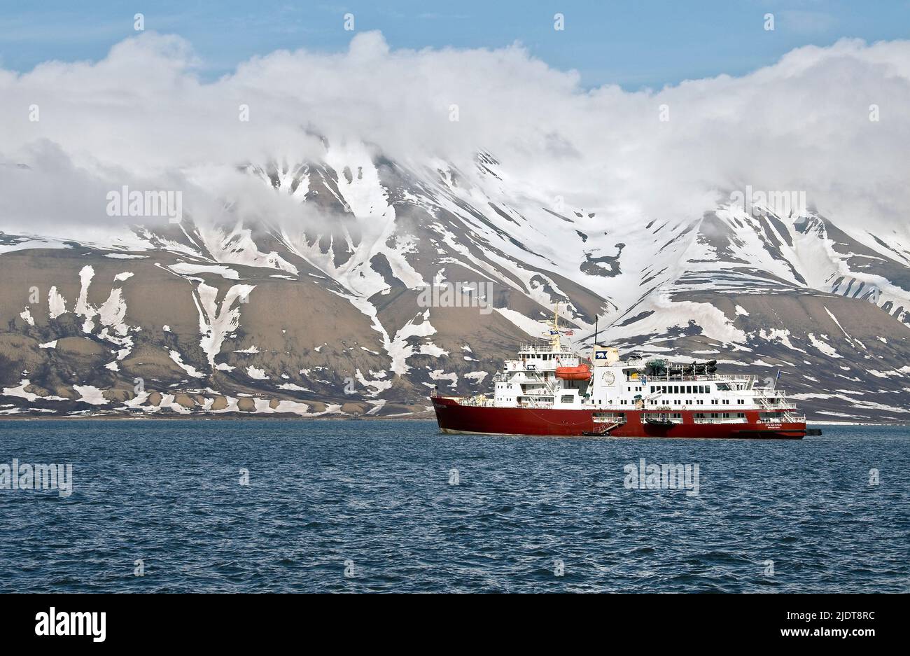 The exploration vessle "Polar Star" is anchored in Longyearbyen ...