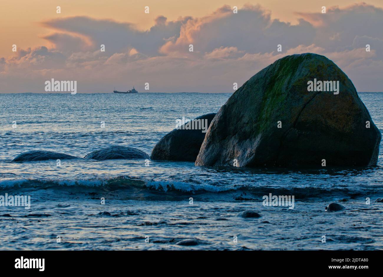 Boat in the horizon hi-res stock photography and images - Alamy