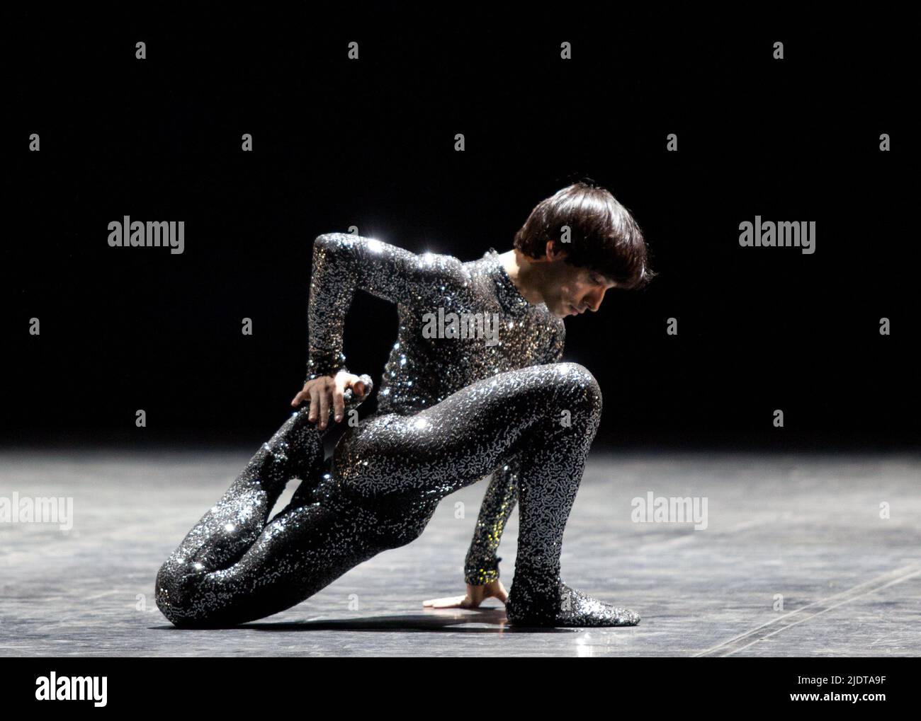 Men in motion hi-res stock photography and images - Alamy