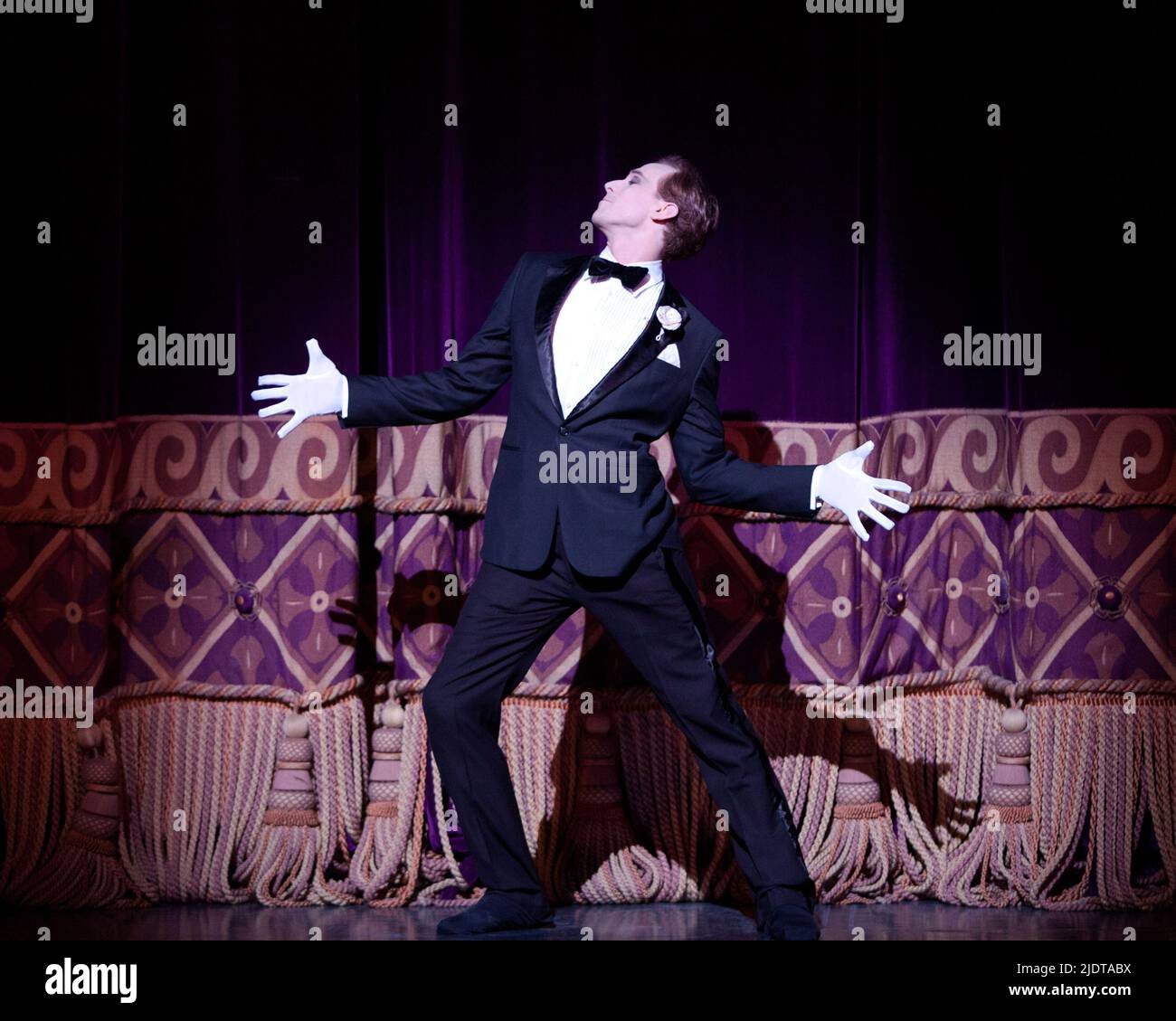 Men in motion hi-res stock photography and images - Alamy