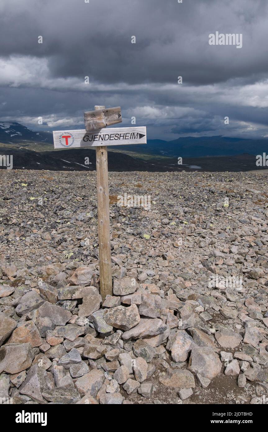 Tourist sign pointing to Gjendesheim on the way to the top of the ...