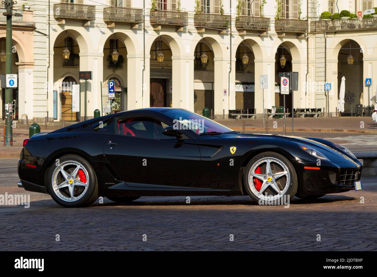 Square a ferrari hi-res stock photography and images - Alamy