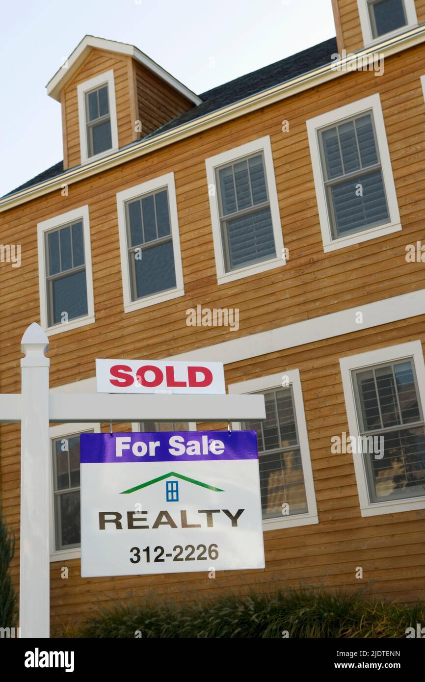 Sold sign in front of house Stock Photo - Alamy