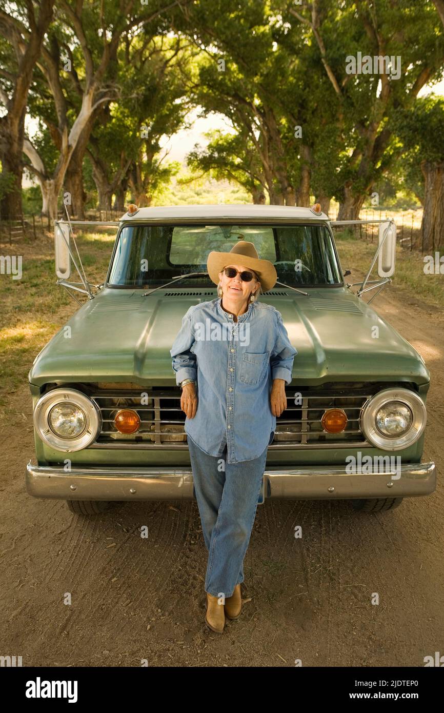 Woman leaning on pick-up truck Stock Photo - Alamy