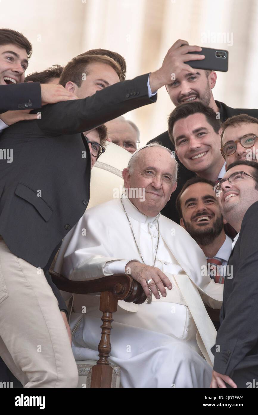 Francis Selfie Hi Res Stock Photography And Images Alamy