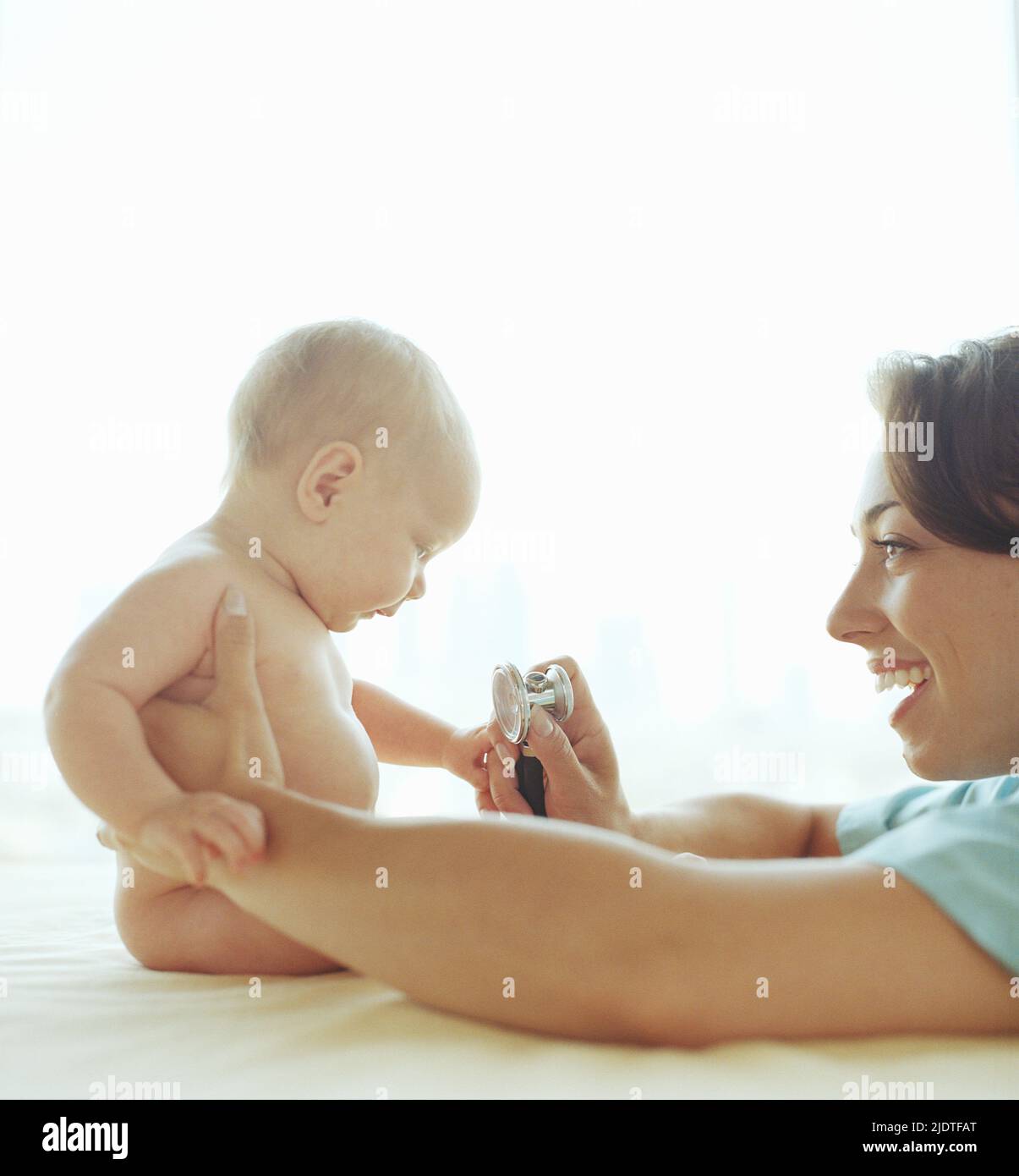 Doctor examining baby 2 5 months hi-res stock photography and images ...